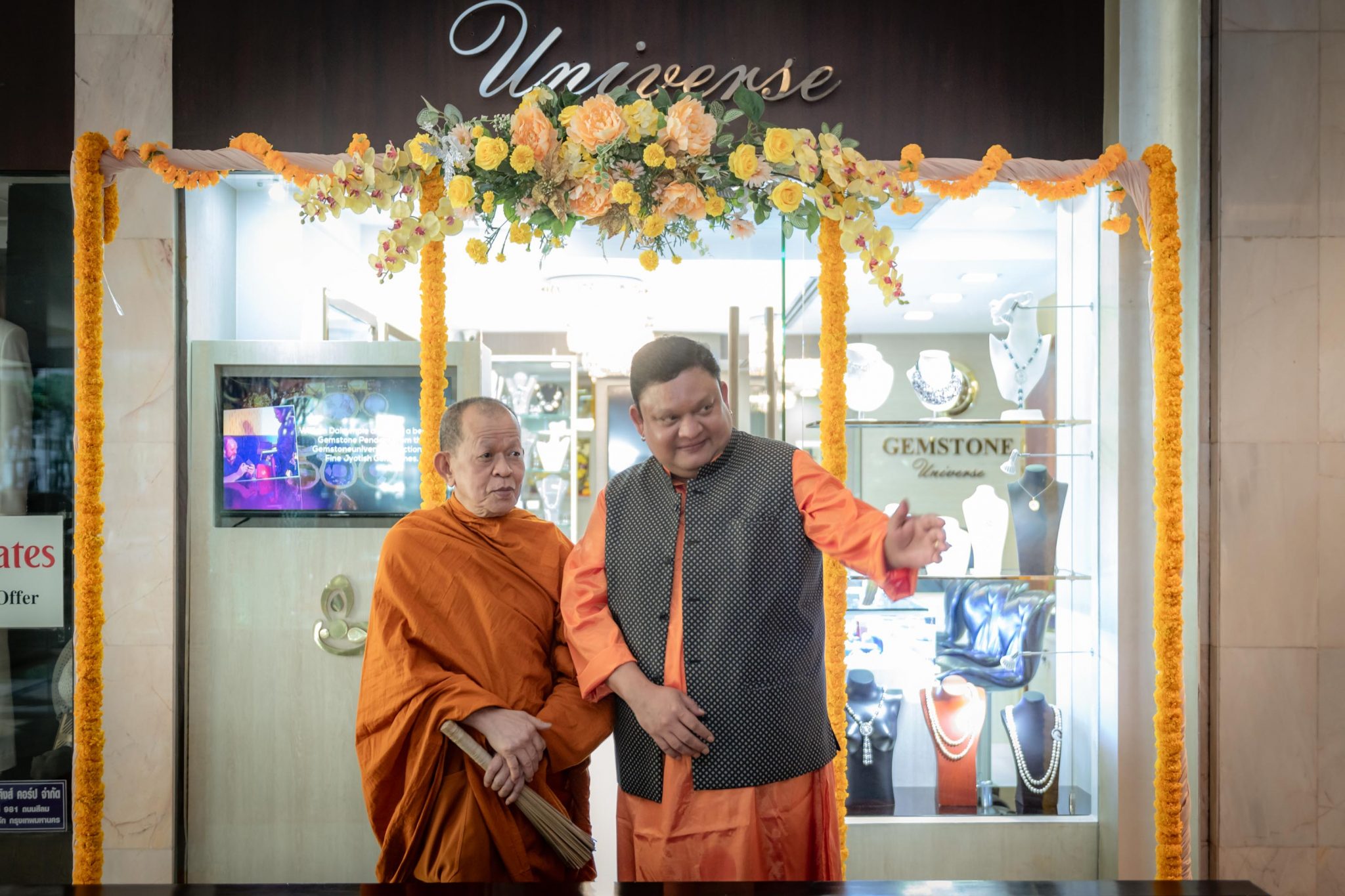 Gemstoneuniverse HI-Store in the World’s Colored Gemstone Capital